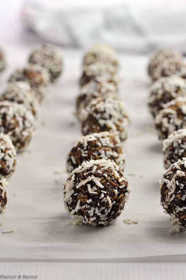 No-Bake Chocolate Almond Snowballs - Flavour and Savour